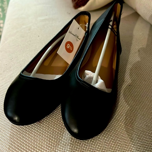 Universal Thread | Shoes | Universal Threads Faux Leather Black Flats ...